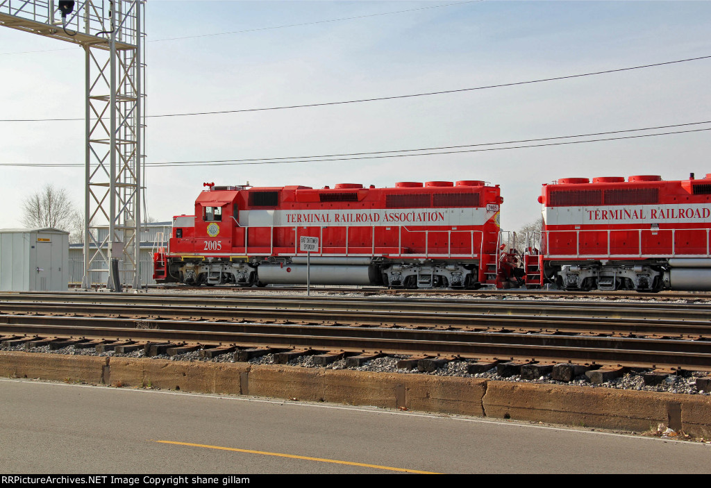 TRRA 2005 Shoves back with a cut of cars.